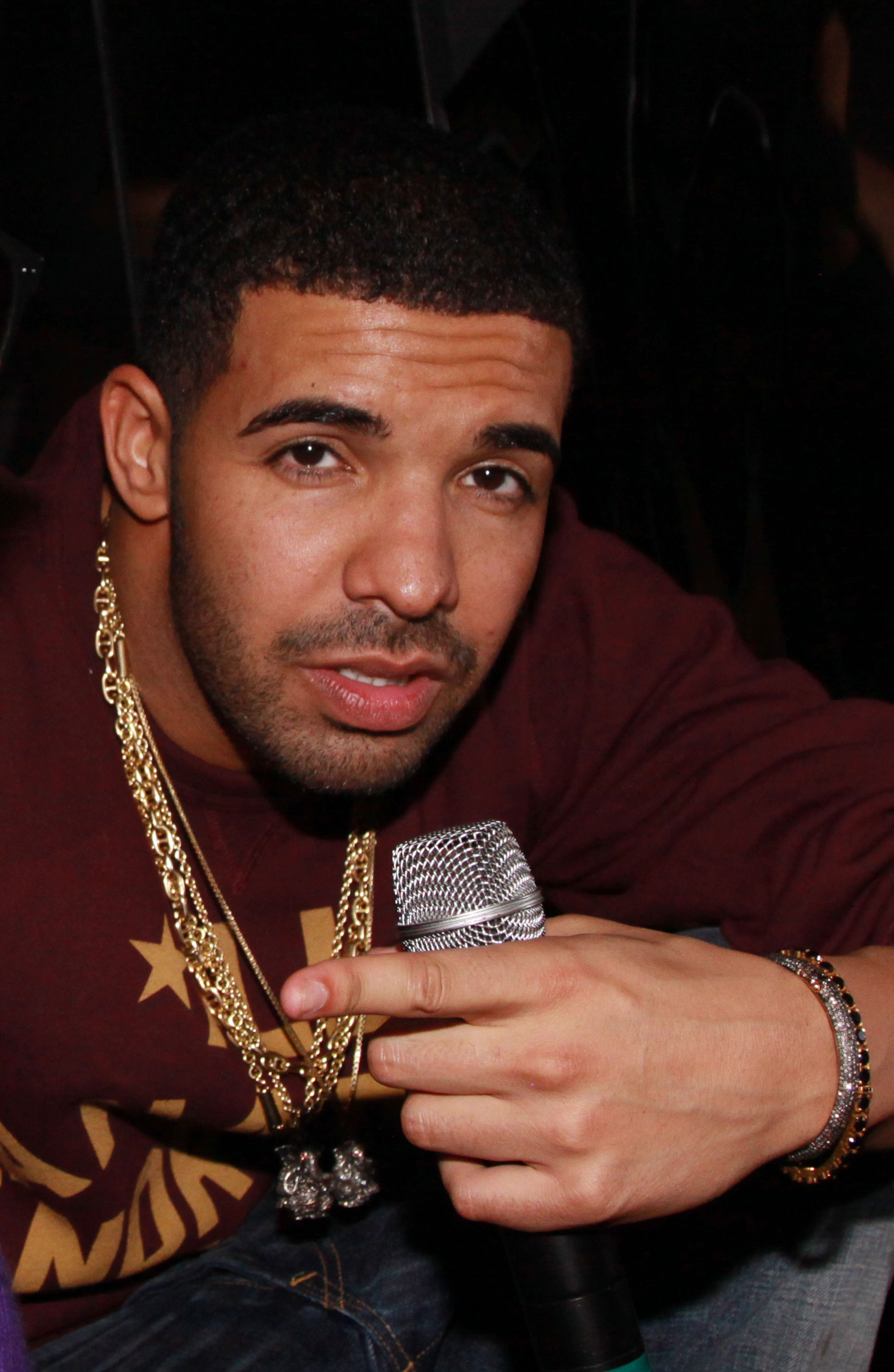 Drake Looks Like Money..Shows Off Million Dollar Outfit!! - Magic 95.5 FM