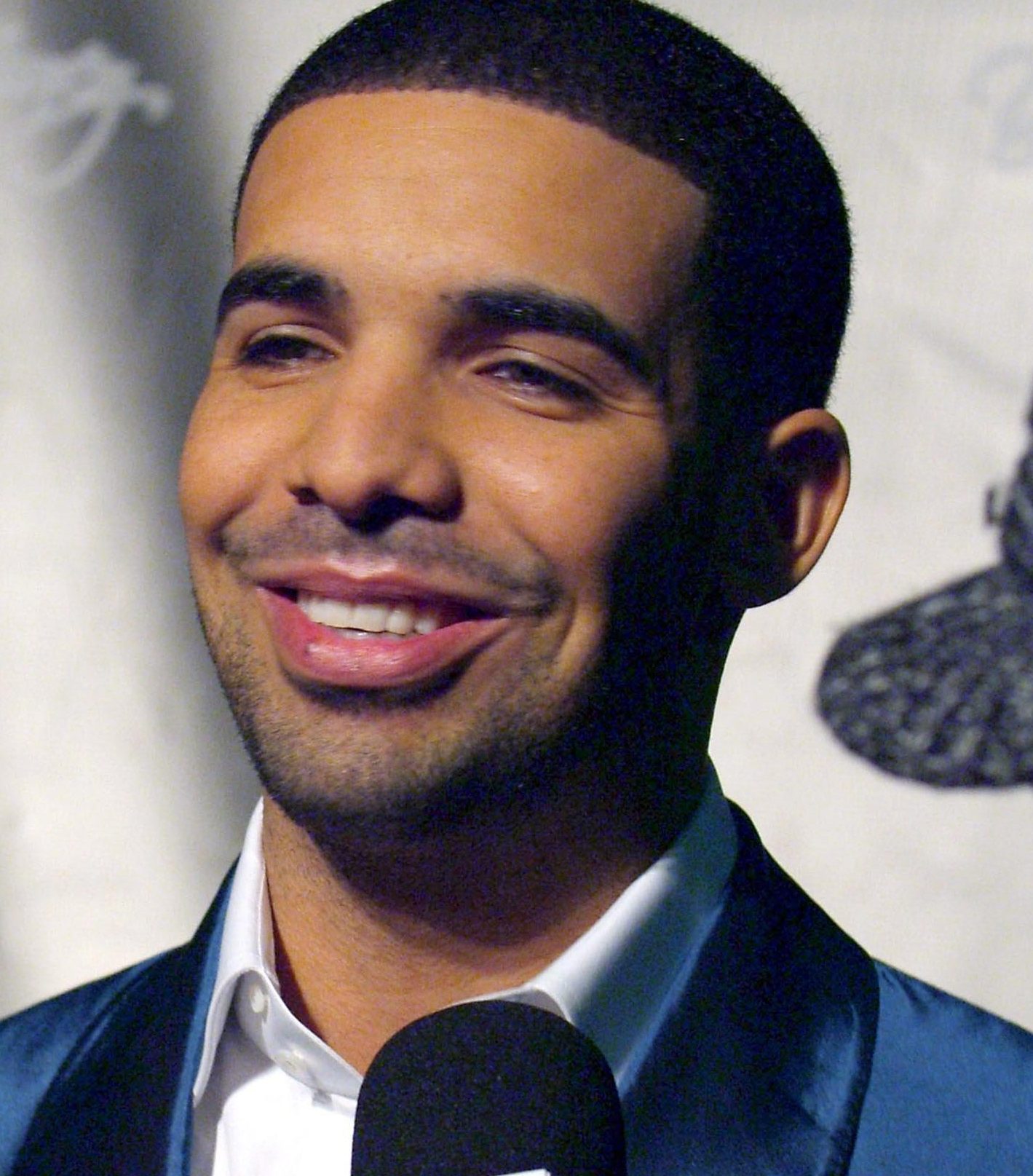 DRAKE WAX FIGURE UNVEILED AT MADAME TUSSAUDS! - Magic 95.5 FM
